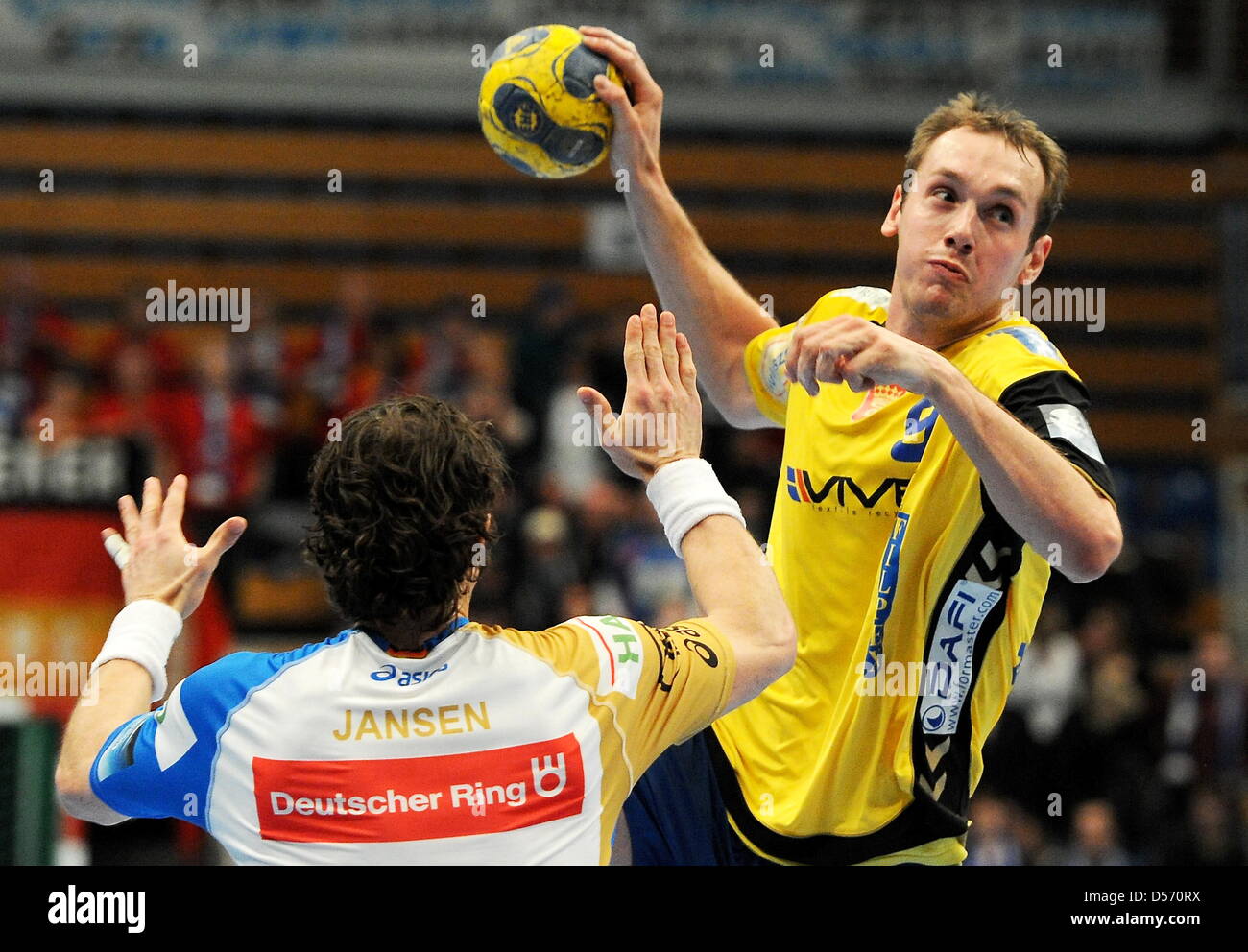 Hamburg's Torsten Jansen (L) and Kielce's Pawel Podsiadlo vie for the ...