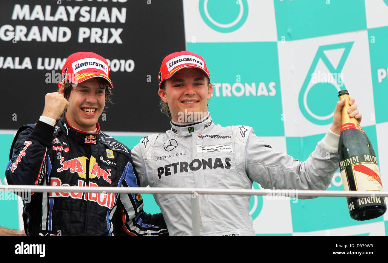 Der deutsche Formel-1-Rennfahrer Sebastian Vettel (l) vom Team Red Bull ...