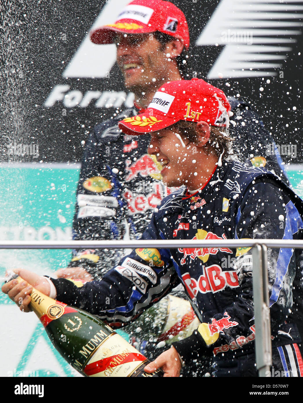 Der deutsche Formel-1-Rennfahrer Sebastian Vettel (vorne) vom Team Red ...