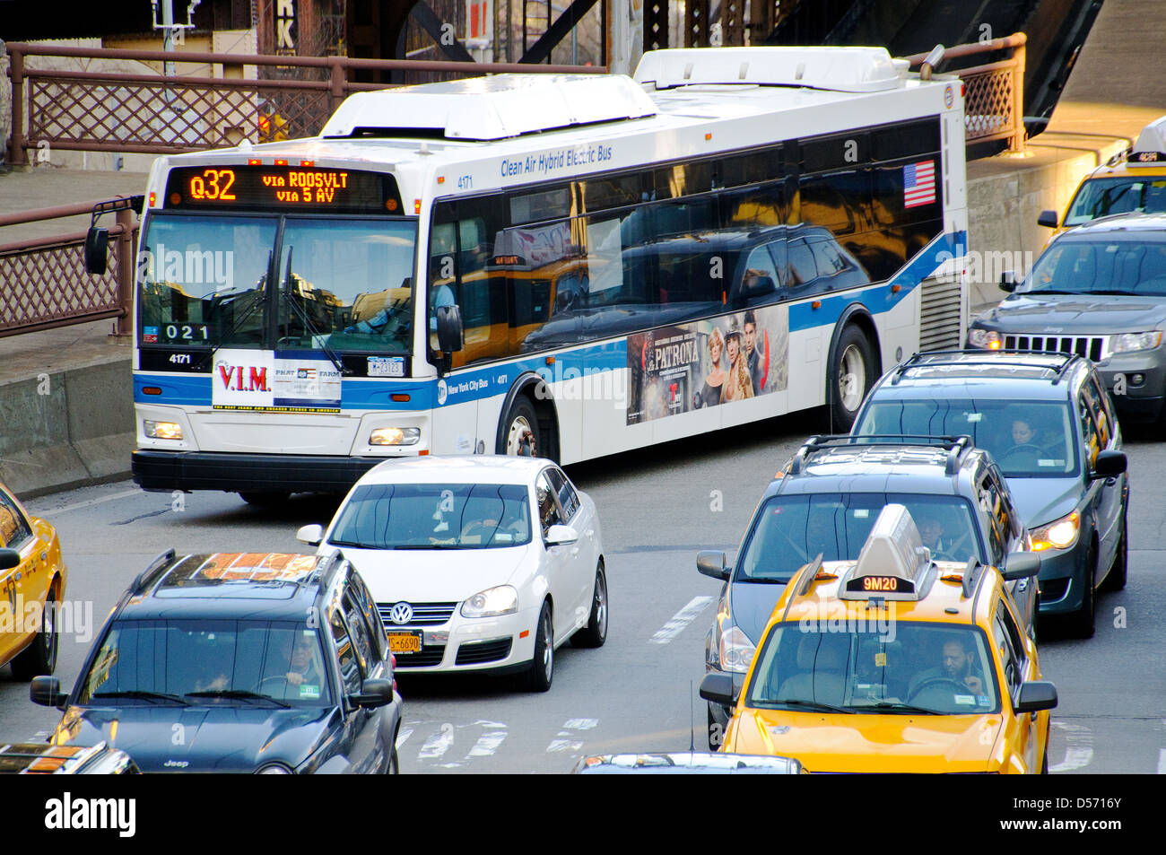 MTA Q32 Public Transportation bus exiting Queensboro 59th Street Bridge ...