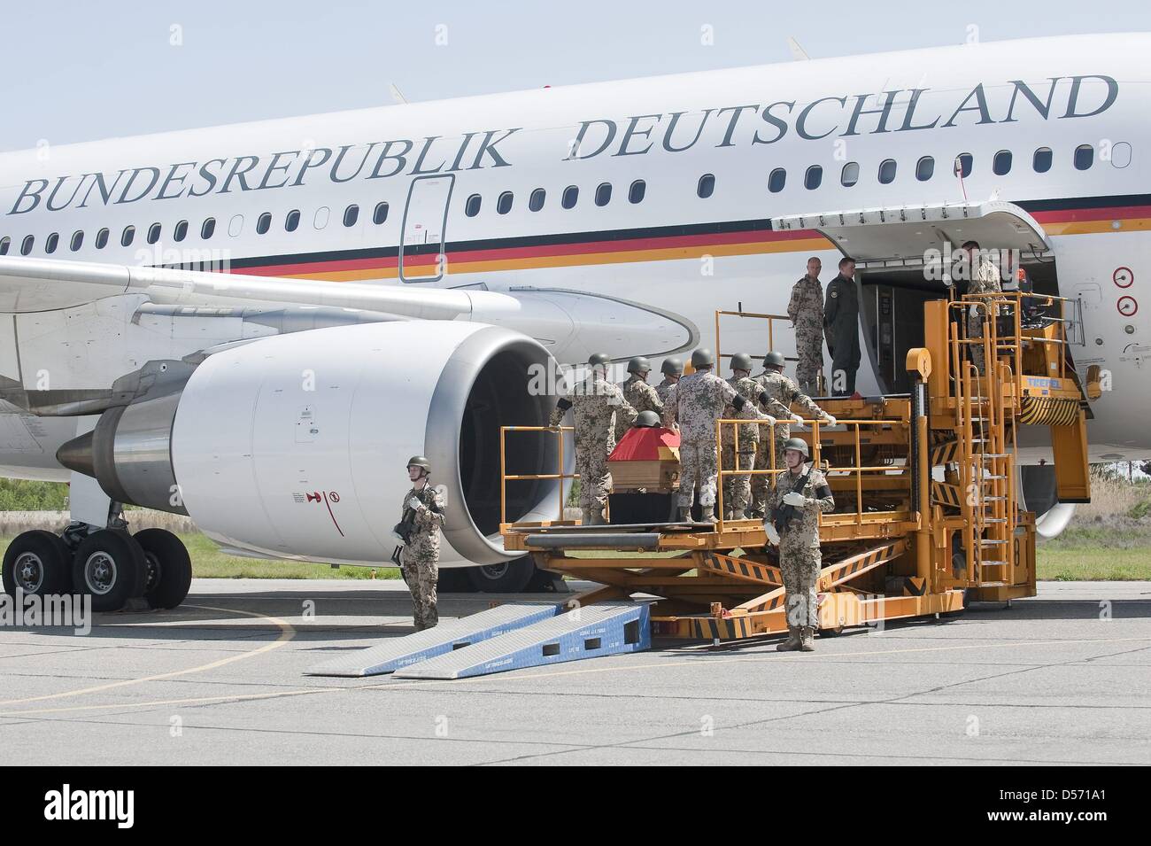 Soldiers carry coffin combat hi-res stock photography and images - Alamy