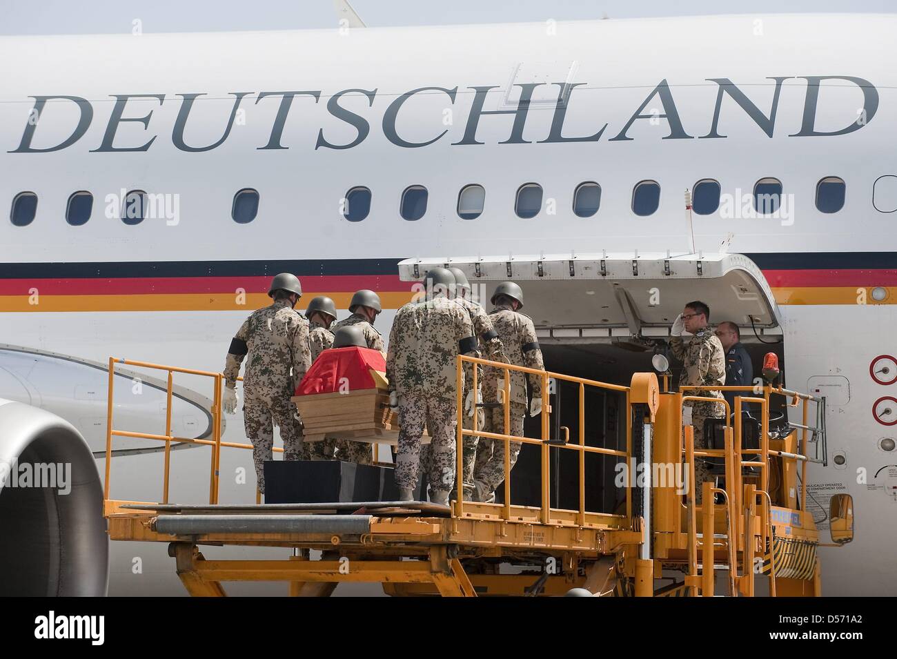 Soldiers carry coffin combat hi-res stock photography and images - Alamy