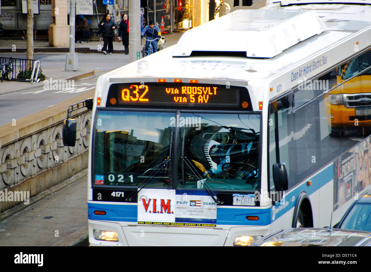 MTA Q32 Public Transportation bus exiting Queensboro 59th Street Bridge ...