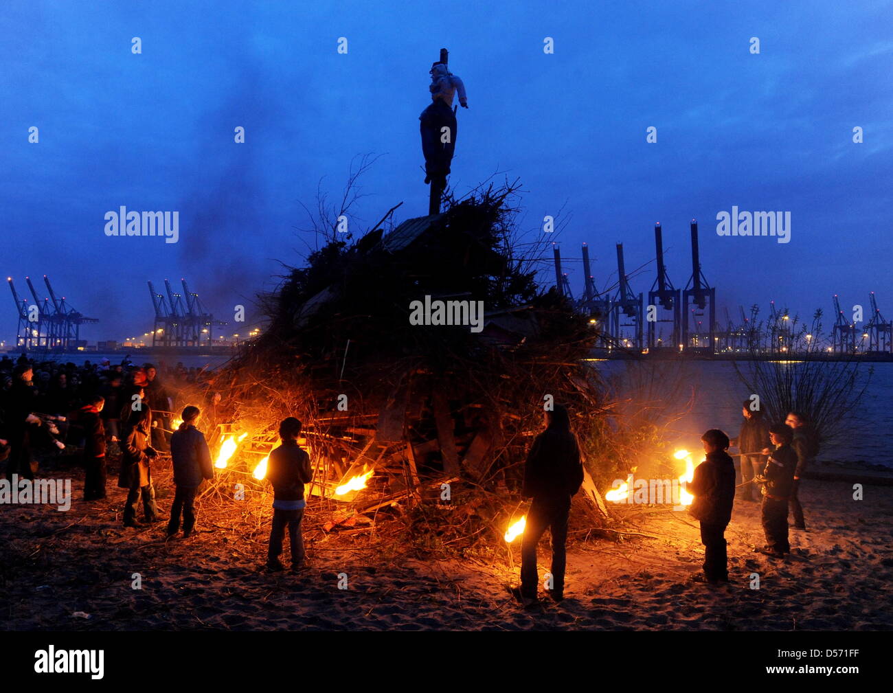 One of the traditional Easter fires on the banks of the river Elbe in ...