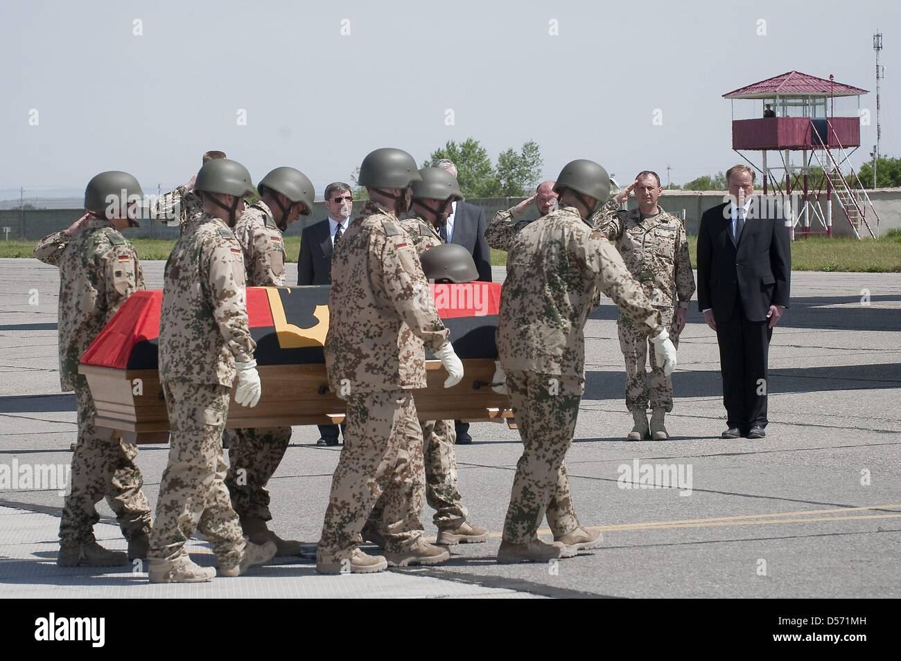 Soldiers carry coffin combat hi-res stock photography and images - Alamy