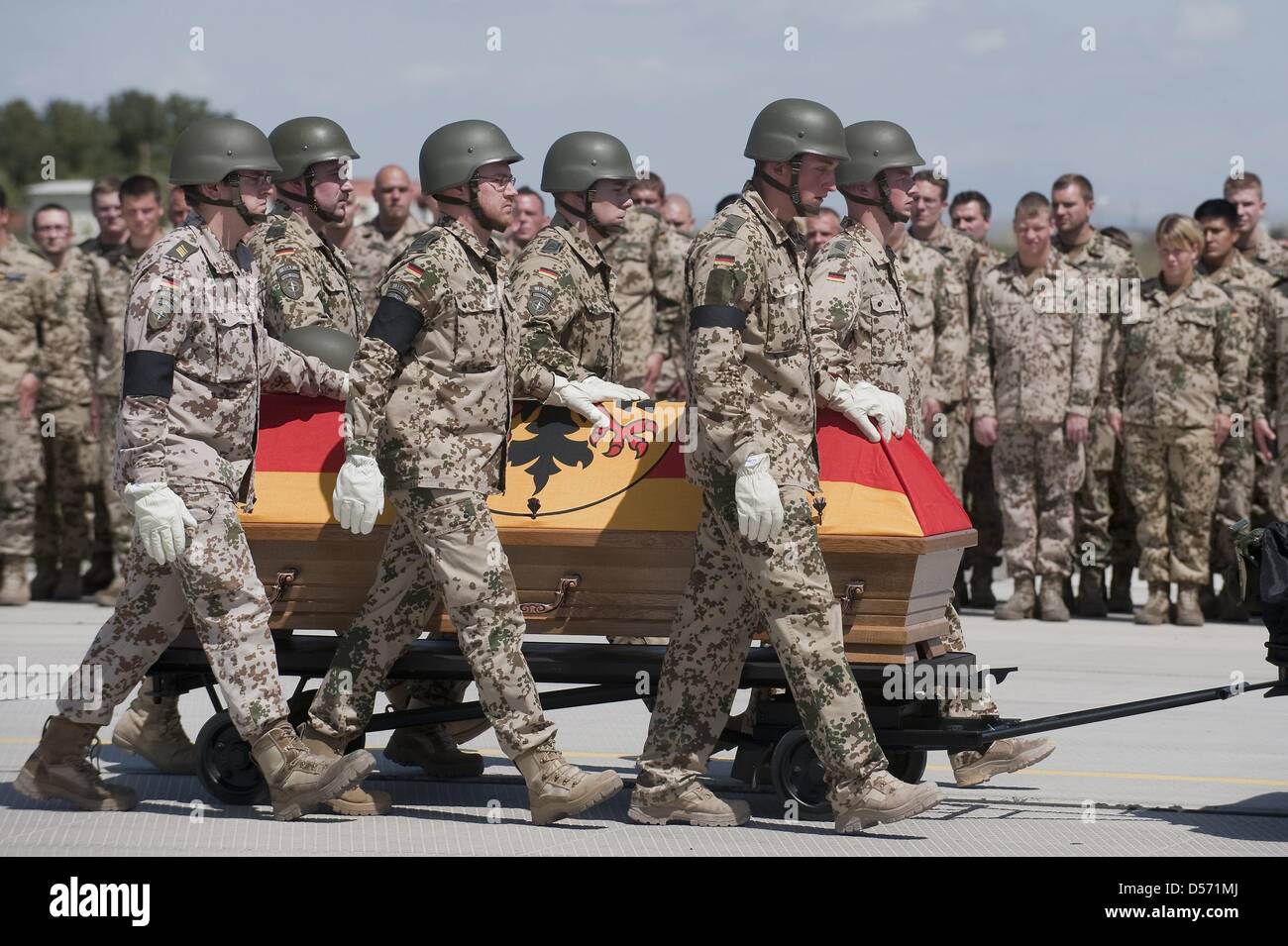 Soldiers carry coffin combat hi-res stock photography and images - Alamy