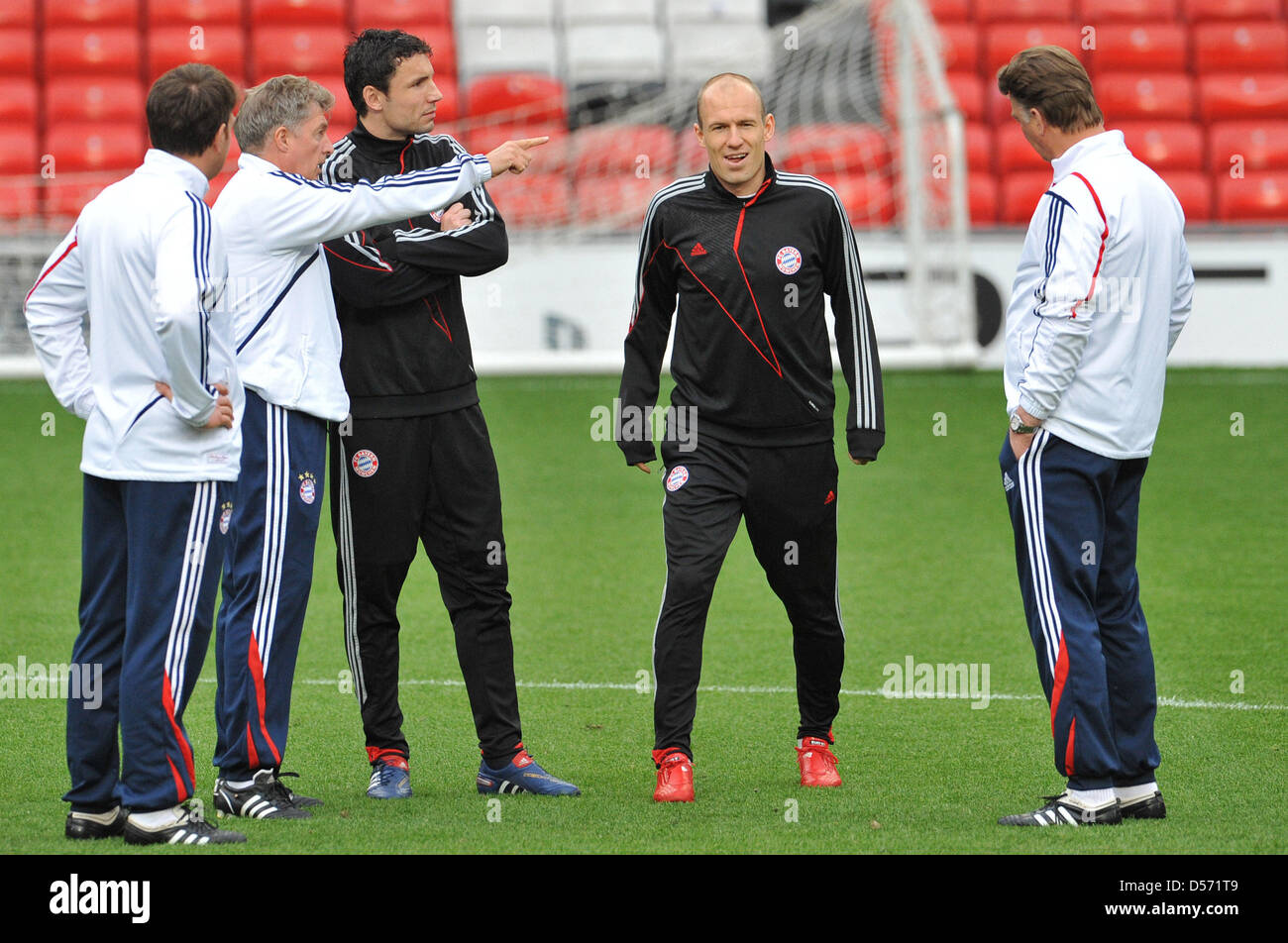 Coach mark van bommel hi-res stock photography and images - Alamy