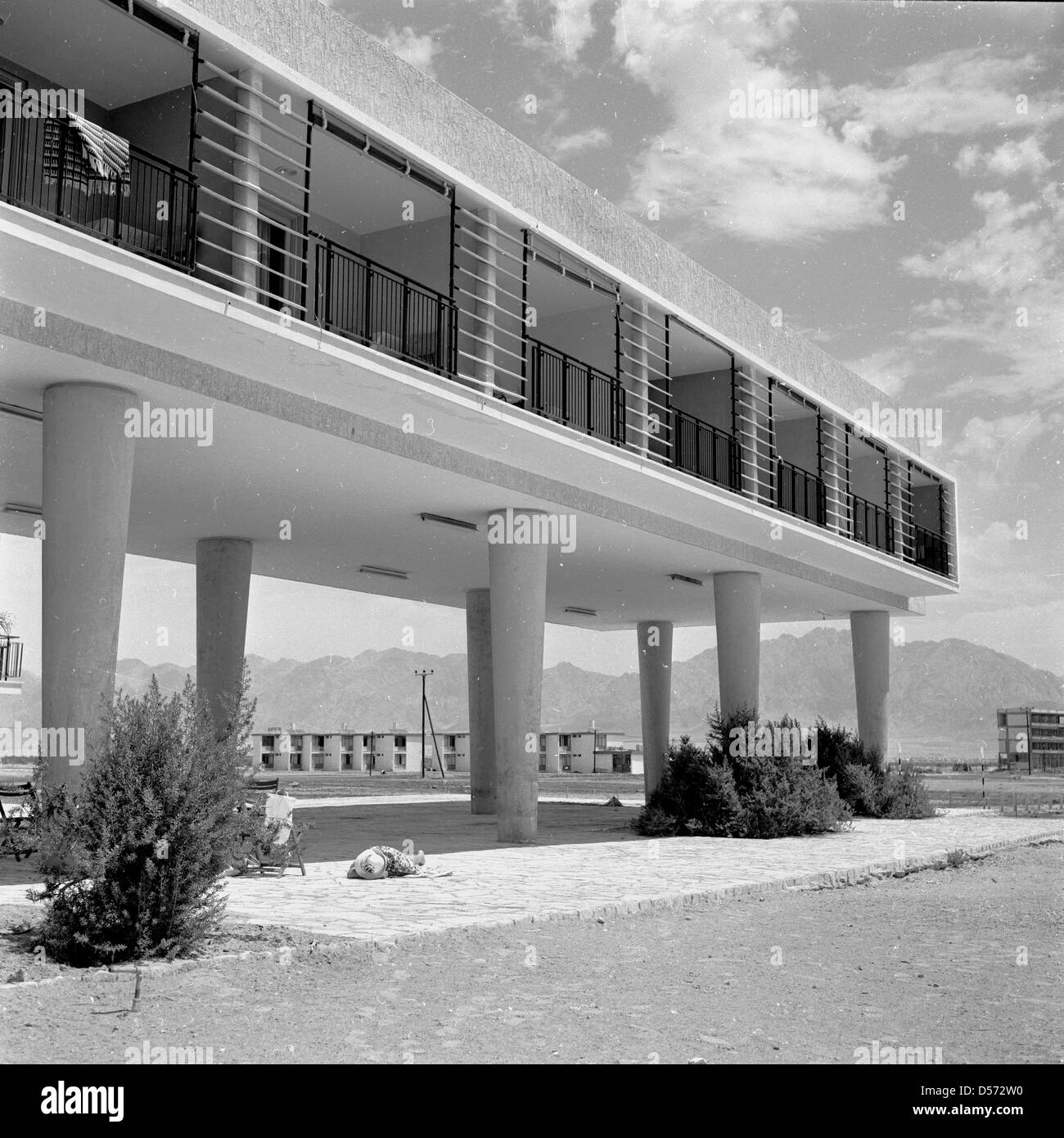 Architecture 1960s apartments flats hi-res stock photography and images ...