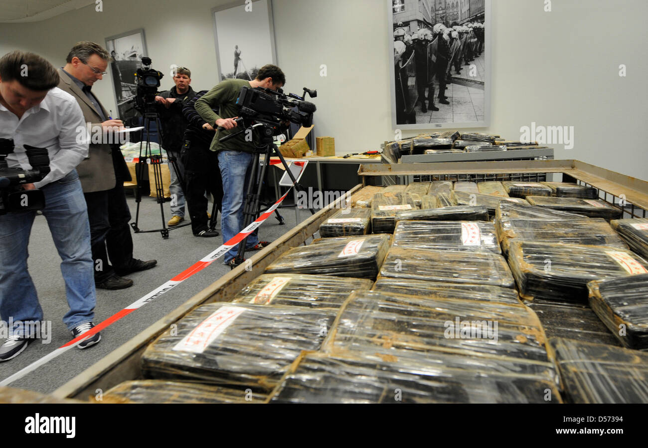 The police presents 1.33 tons of seized cocaine worth 40 million euros ...