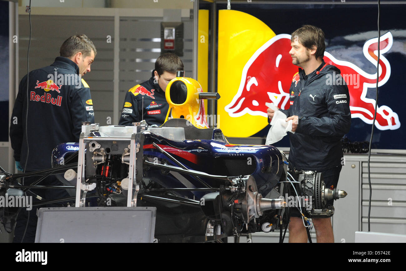 Red bull f1 mechanics hi-res stock photography and images - Alamy