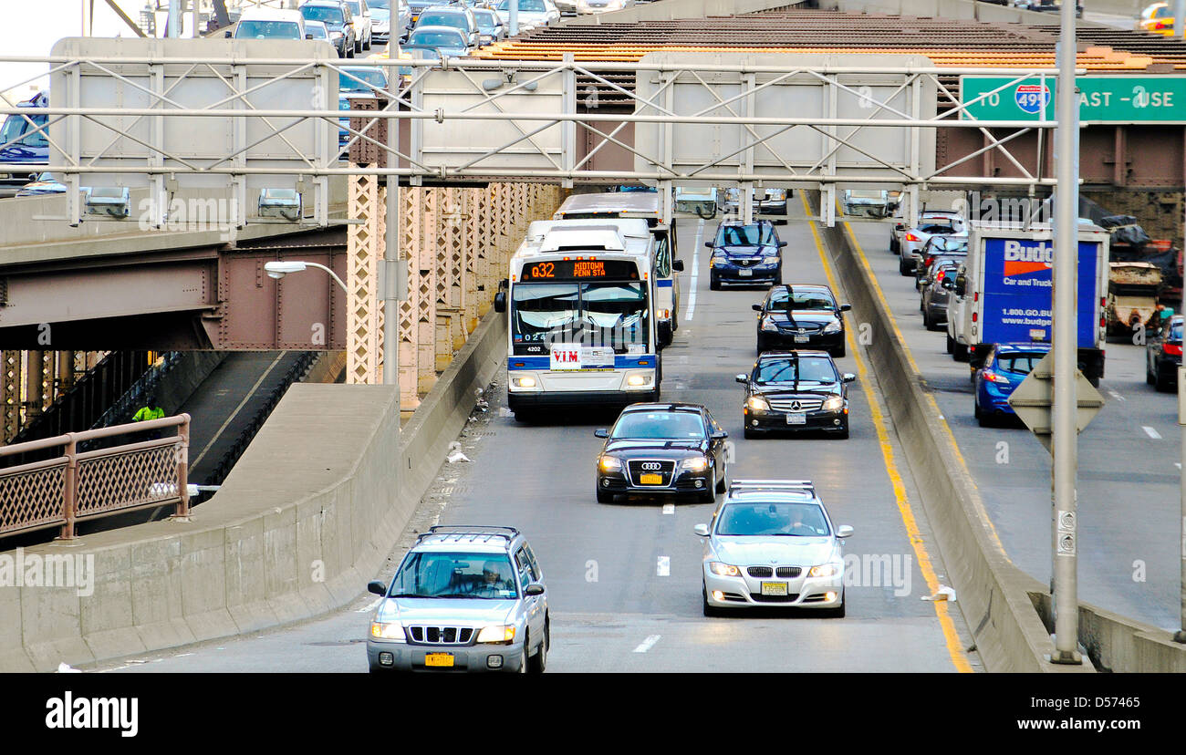 MTA Q32 Public Transportation bus exiting Queensboro 59th Street Bridge ...