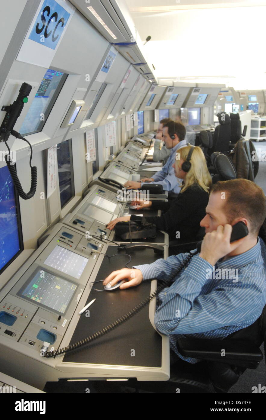 FILE - The file picture shows flight controllers for the upper airspace ...