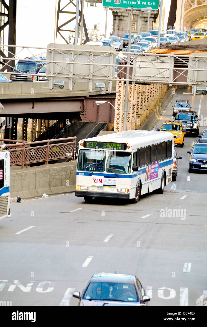 Q32 mta bus hi-res stock photography and images - Alamy