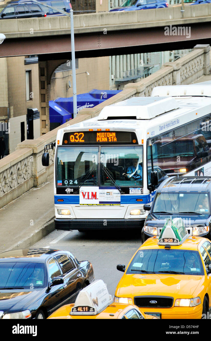 MTA Q32 Public Transportation bus exiting Queensboro 59th Street Bridge ...