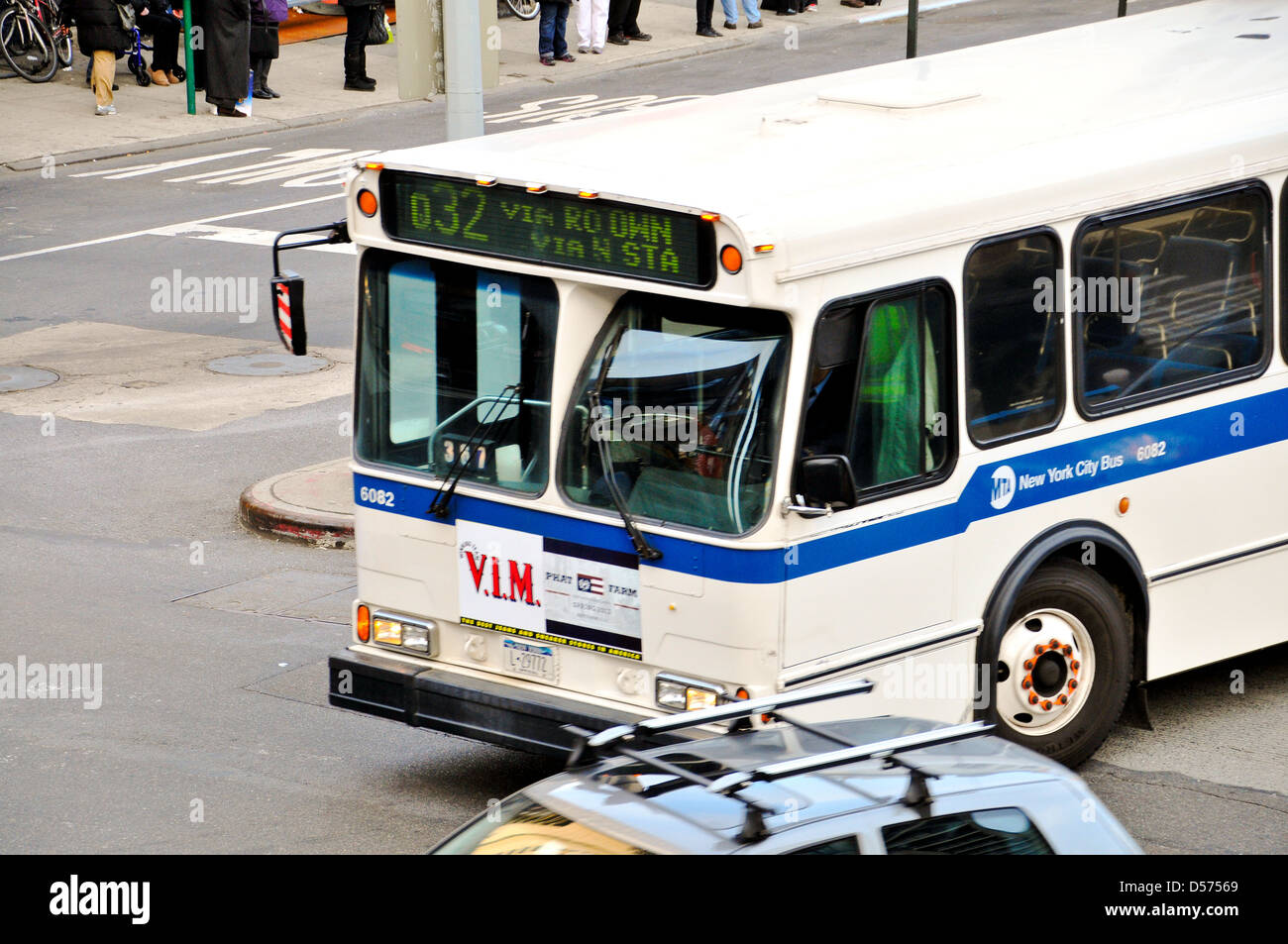 MTA Q32 Public Transportation bus exiting Queensboro 59th Street Bridge ...