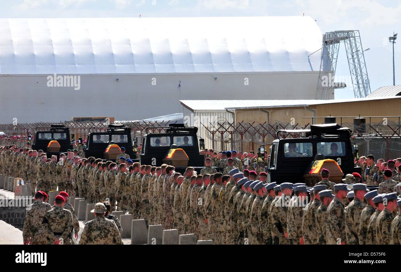 Soldiers of the ISAF troops bid farewell to four comrades killed in ...