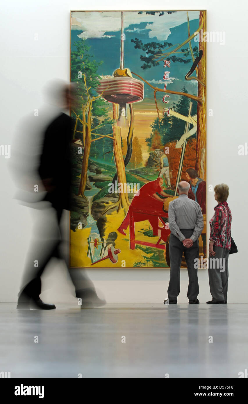 Visitors take a look at the painting 'Reich' ('Rich') in the exhibition ...