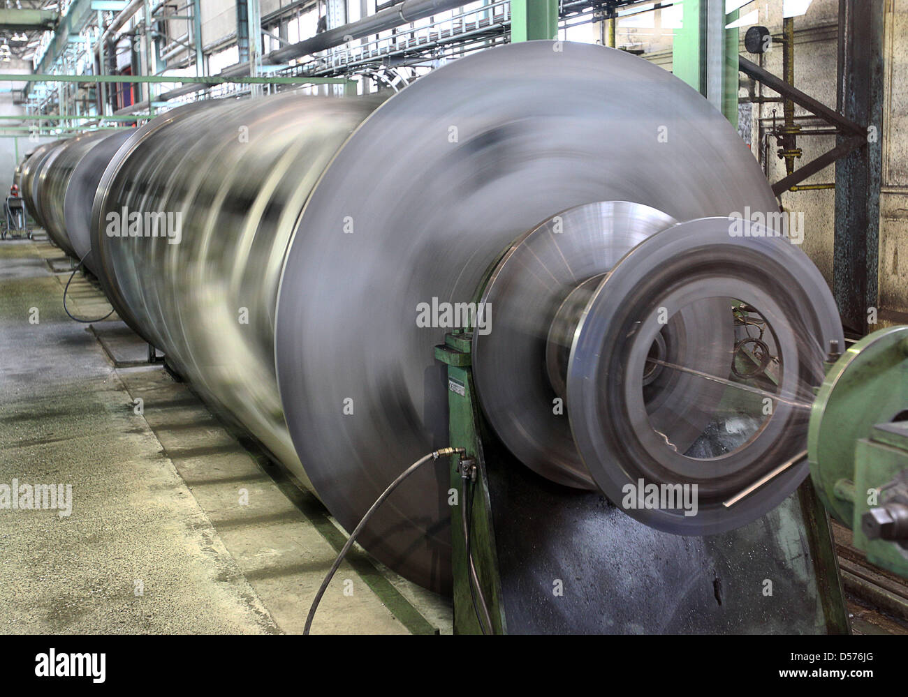 Cable drums turn on the conductor and cabling machine at Prysmian ...