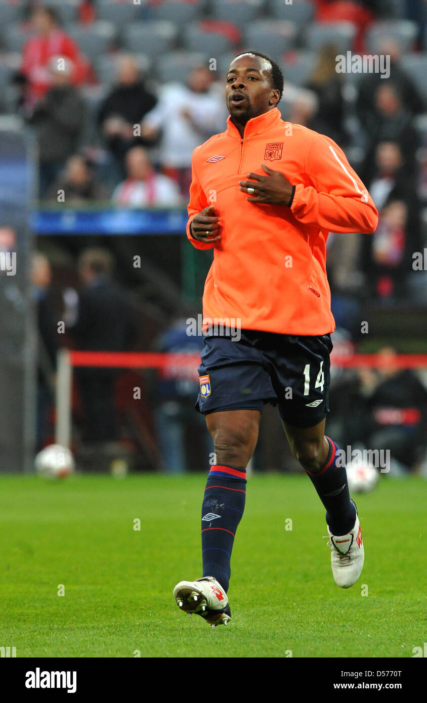Olympique lyonnais sidney govou hi-res stock photography and images - Alamy