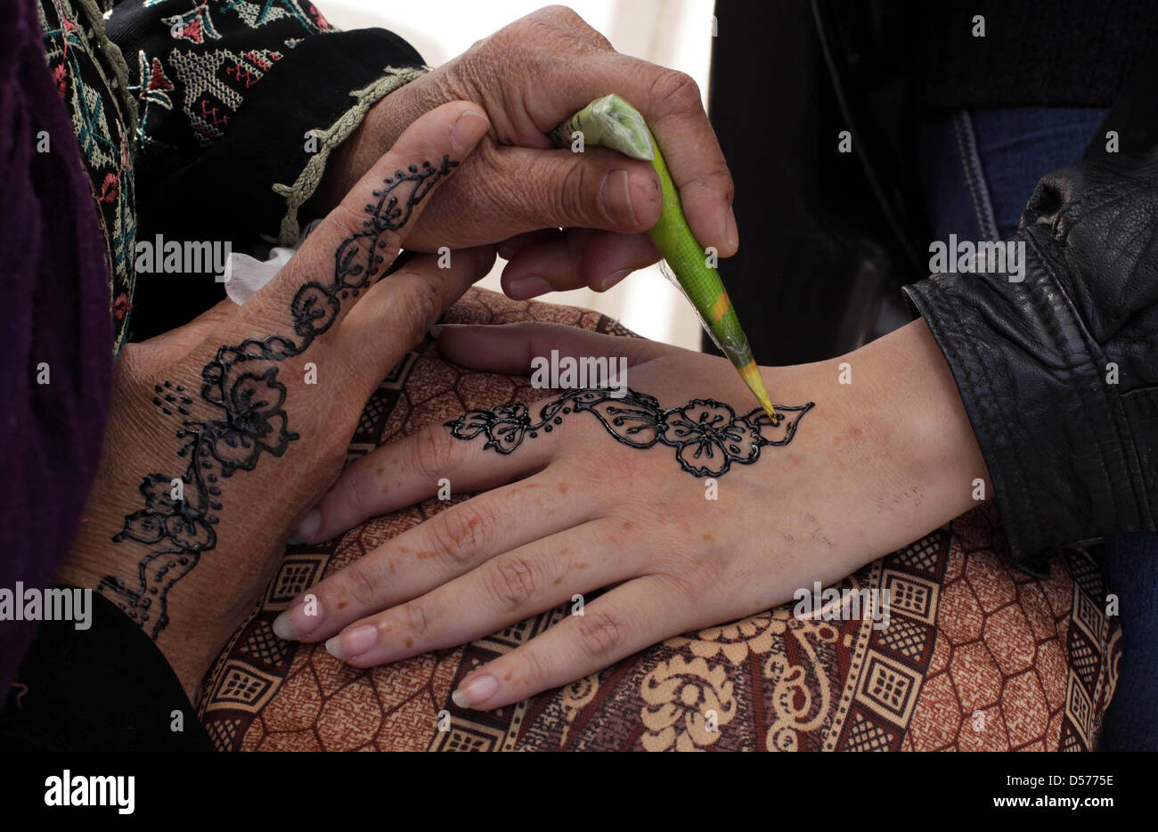 March 26, 2013 - Gaza City, Gaza Strip - A woman has a henna tattoo as ...