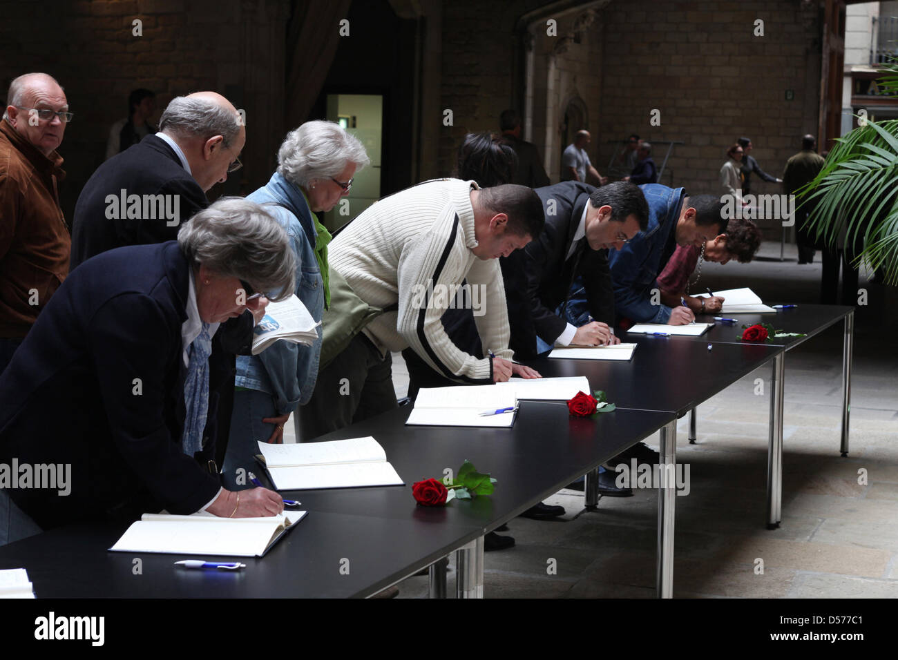 Mourners sign books of condolences to the funeral chapel of former IOC ...
