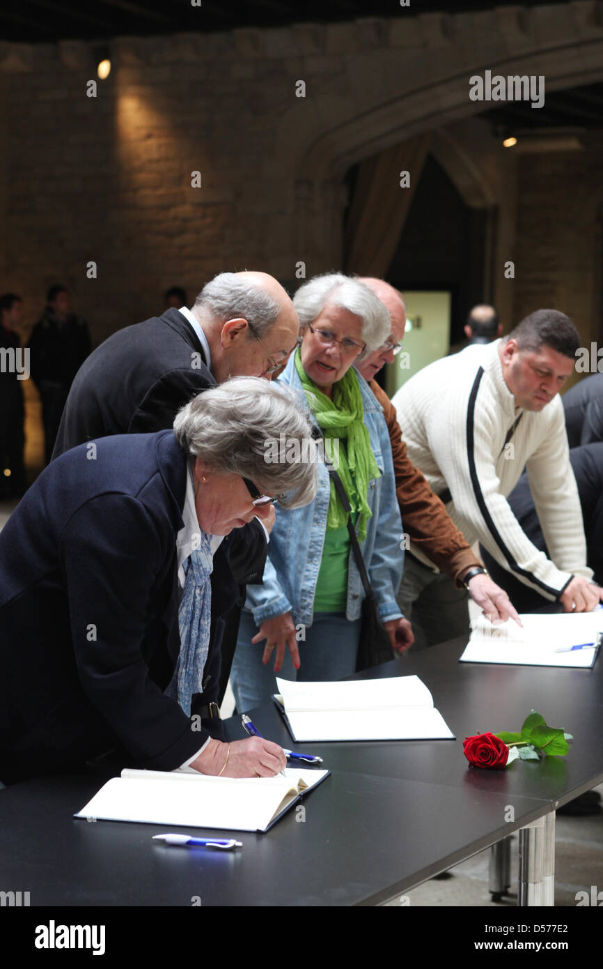 Mourners sign books of condolences at the funeral chapel of former IOC ...