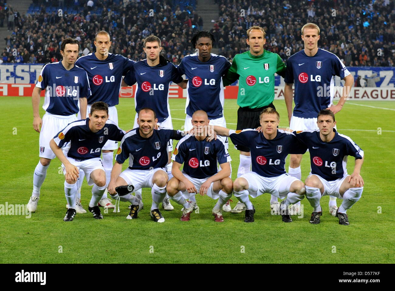 The team of English club FC Fulham (back row L-R): Simon Davies, Bobby ...