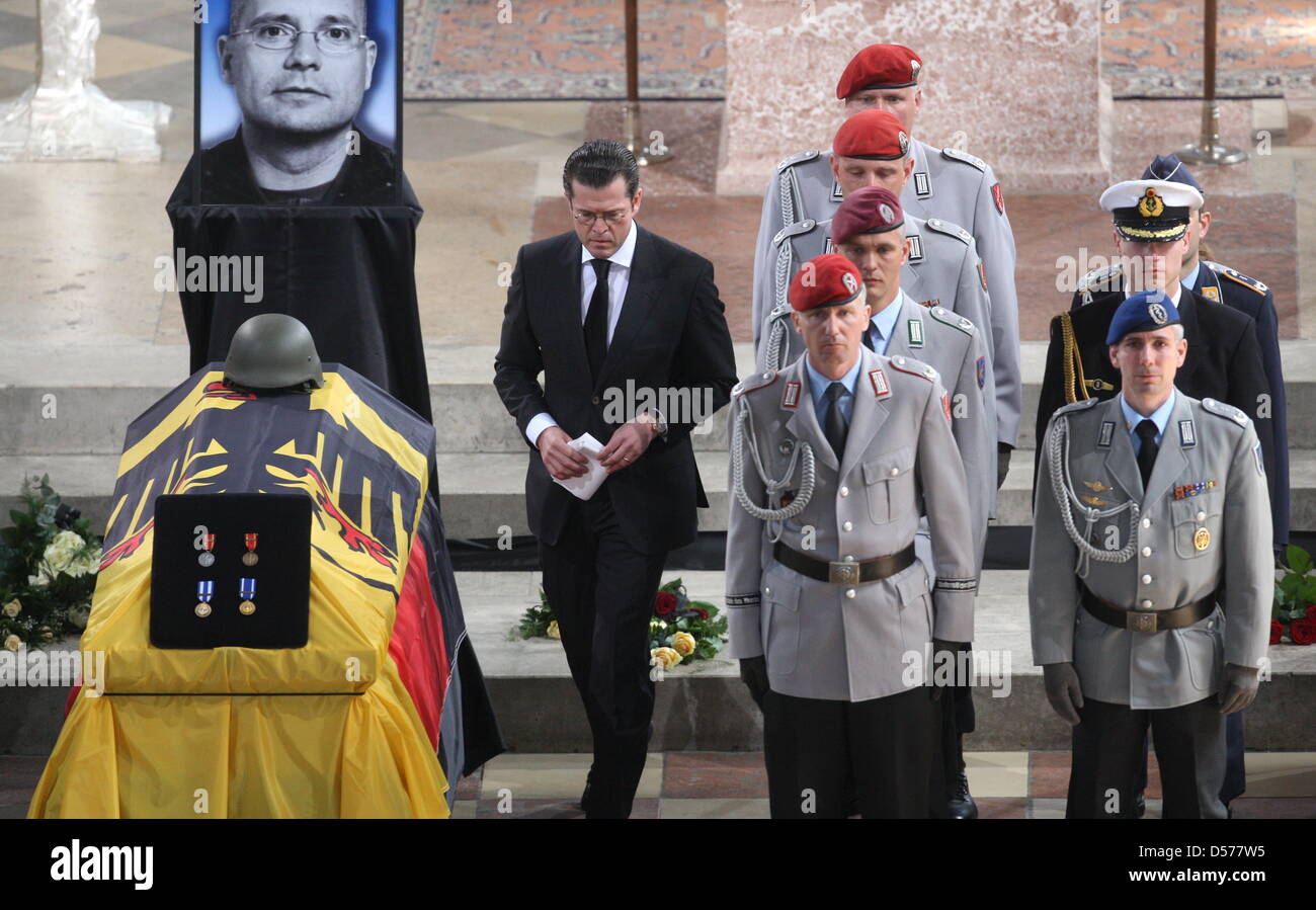 German Minister of Defence Karl-Theodor zu Guttenberg (C) walks past ...