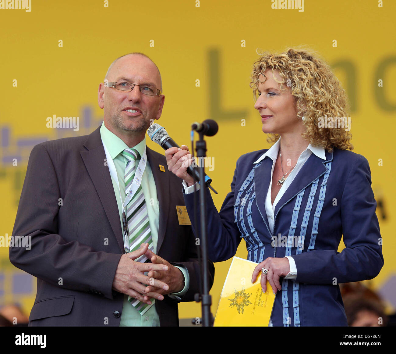 Moderator and State Garden Show ambassador Victoria Herrmann interviews ...