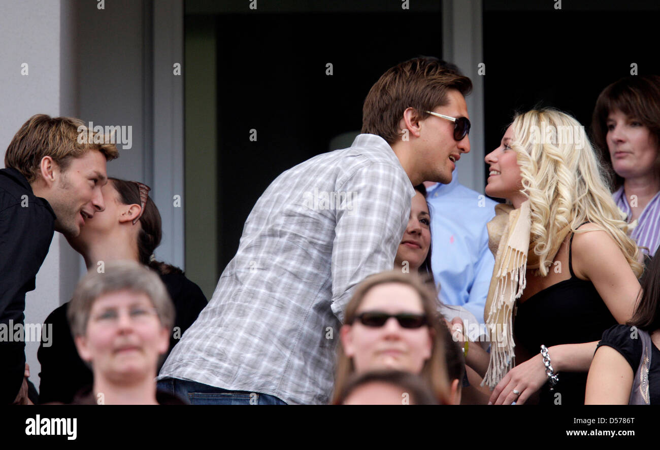Leverkusen's injured goalkeeper Rene Adler (C) and Simon Rolfes (L ...