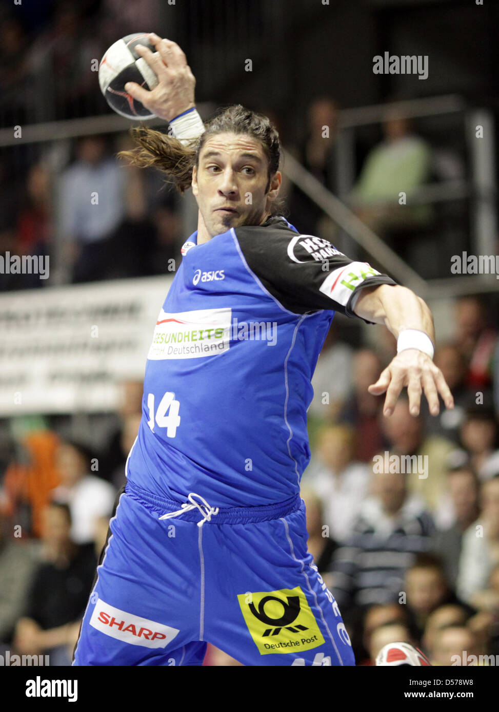 Hamburg's Bertrand Gille controls the ball during German Bundesliga ...