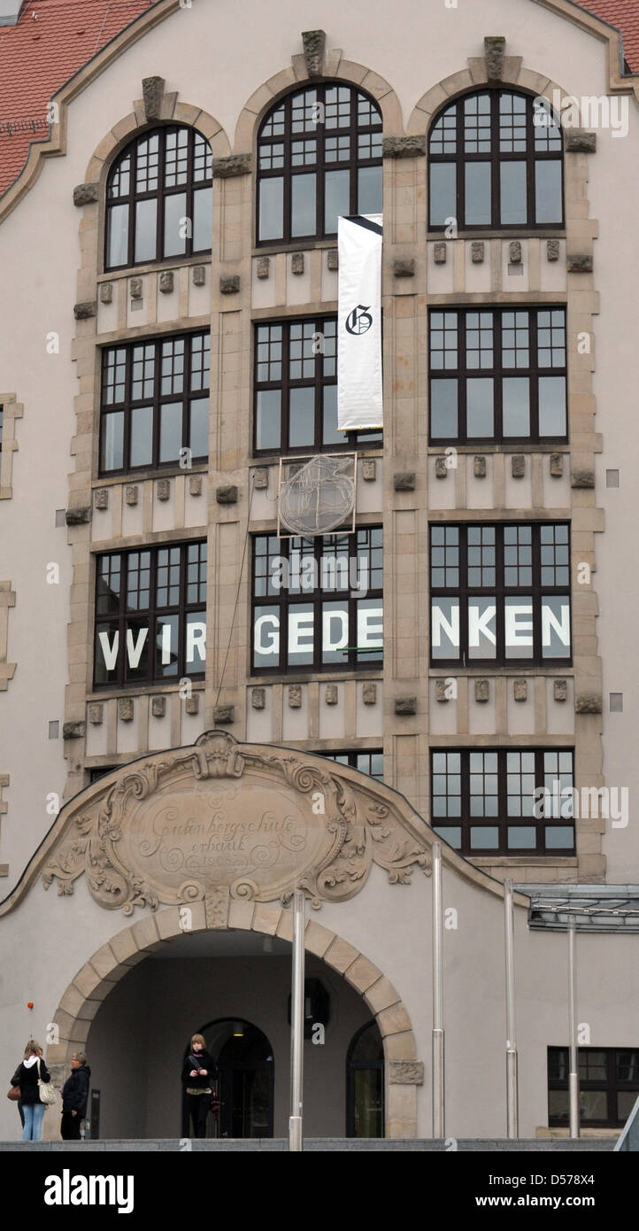 The main entrance of Gutenberg school reads the writing 'We commemorate ...