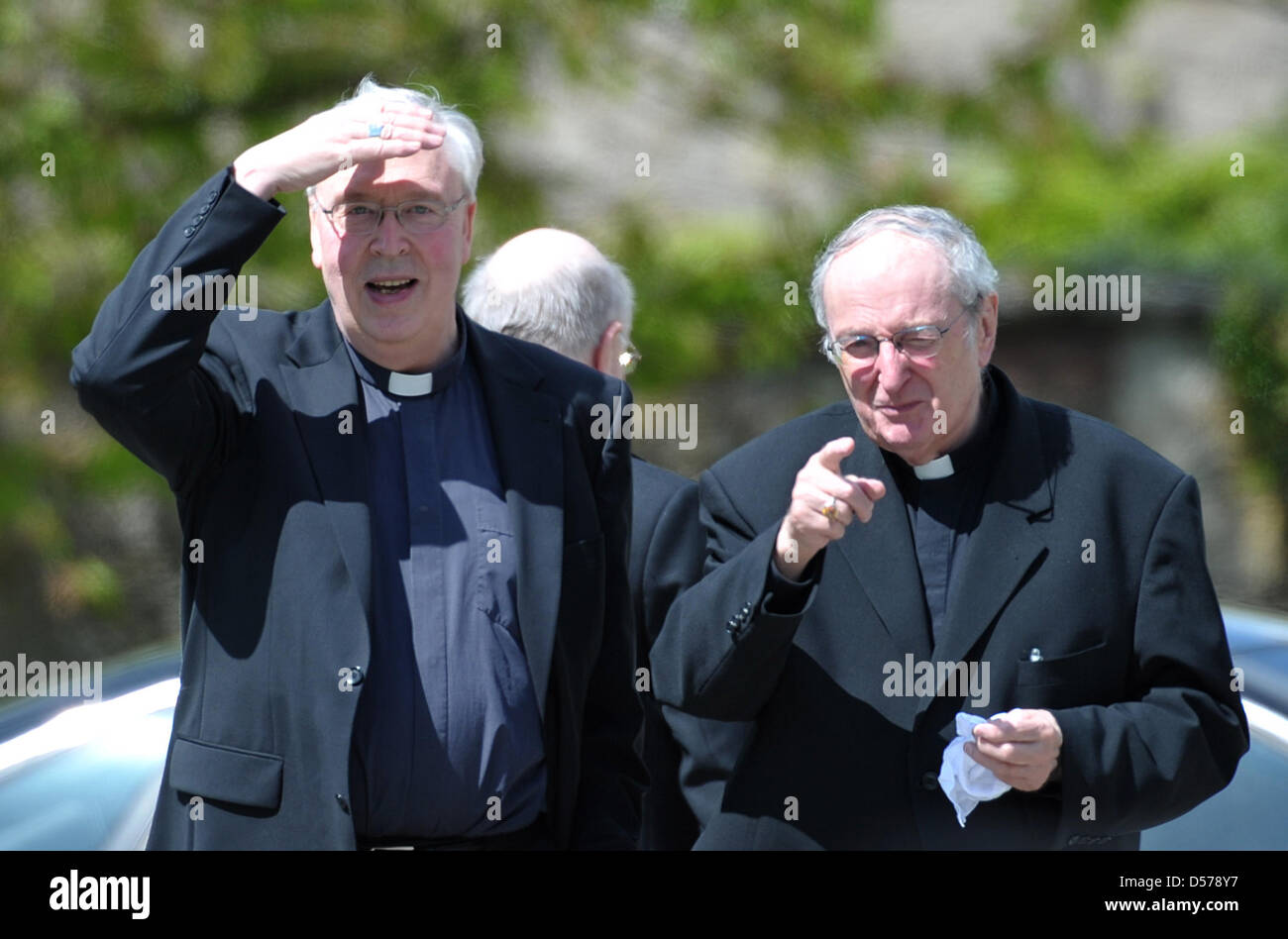 Der Hildesheimer Bischof Norbert Trelle (l) und der Kölner Erzbischof ...