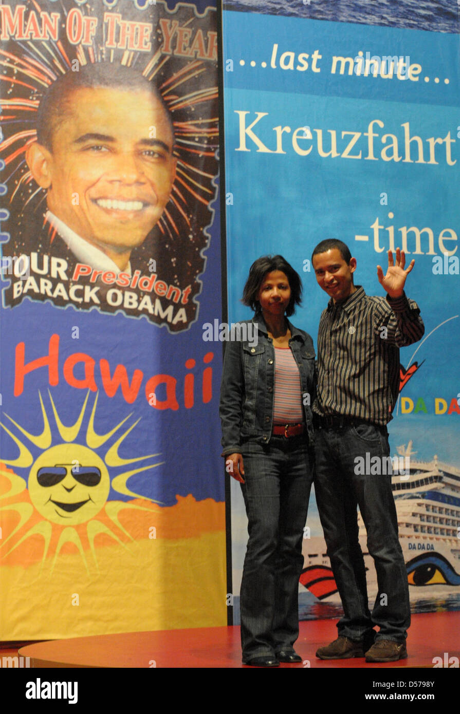 Supernumeraries Joni Smith (L) and Wilson Vanegas pose on the stage ...