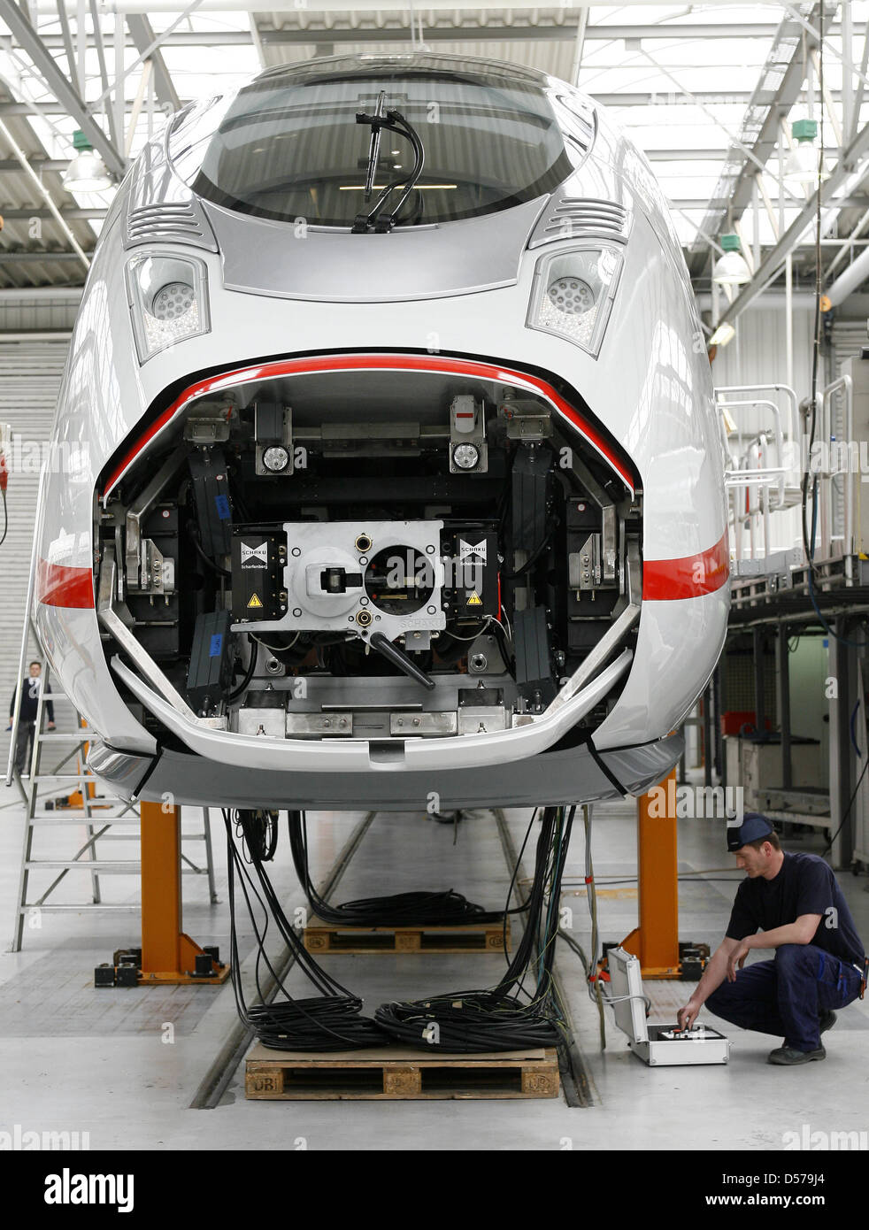 An einem ICE-Zug der dritten Generation, dem ICE 3 M/Velaro D montiert ...