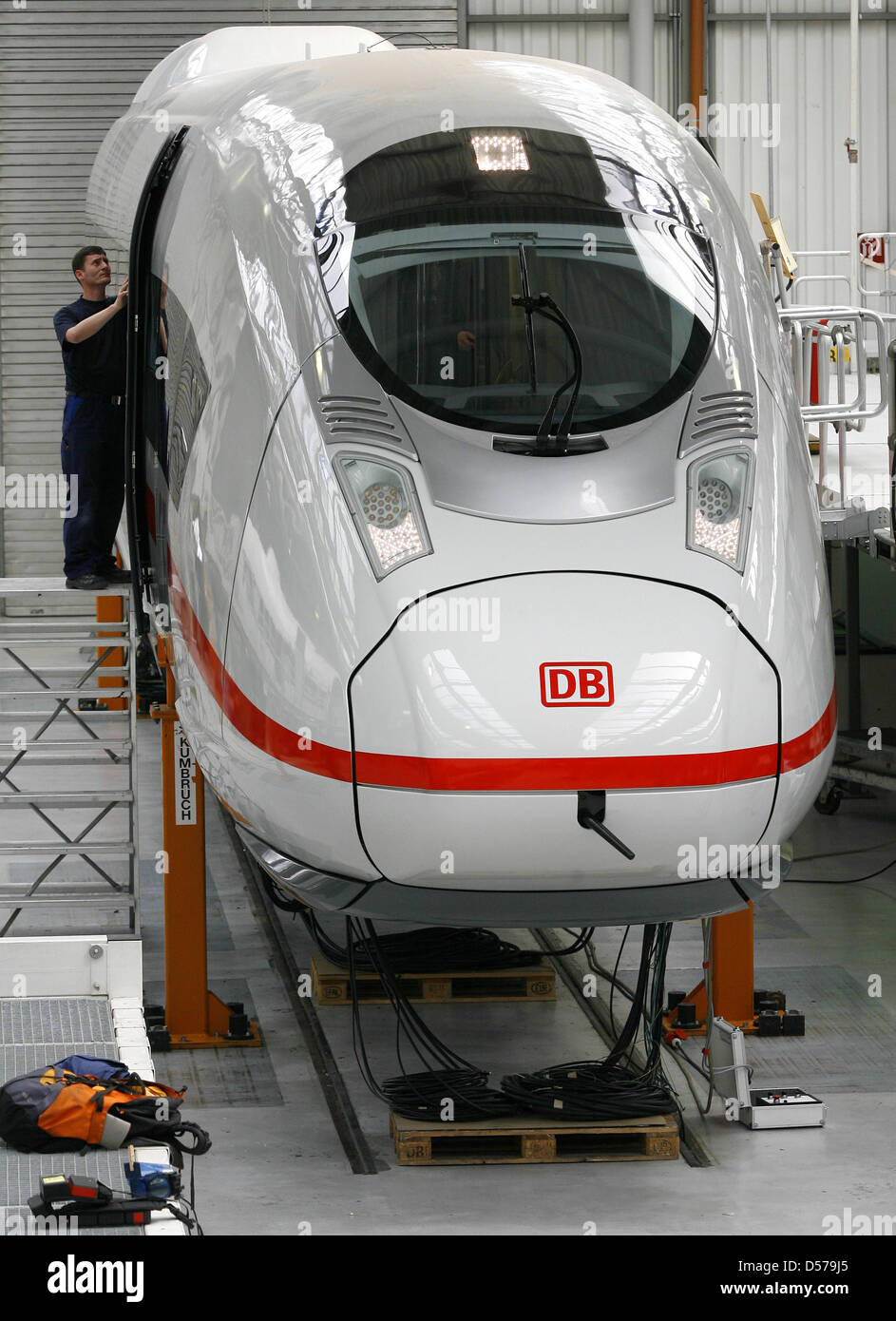 An einem ICE-Zug der dritten Generation, dem ICE 3 M/Velaro D montiert ...