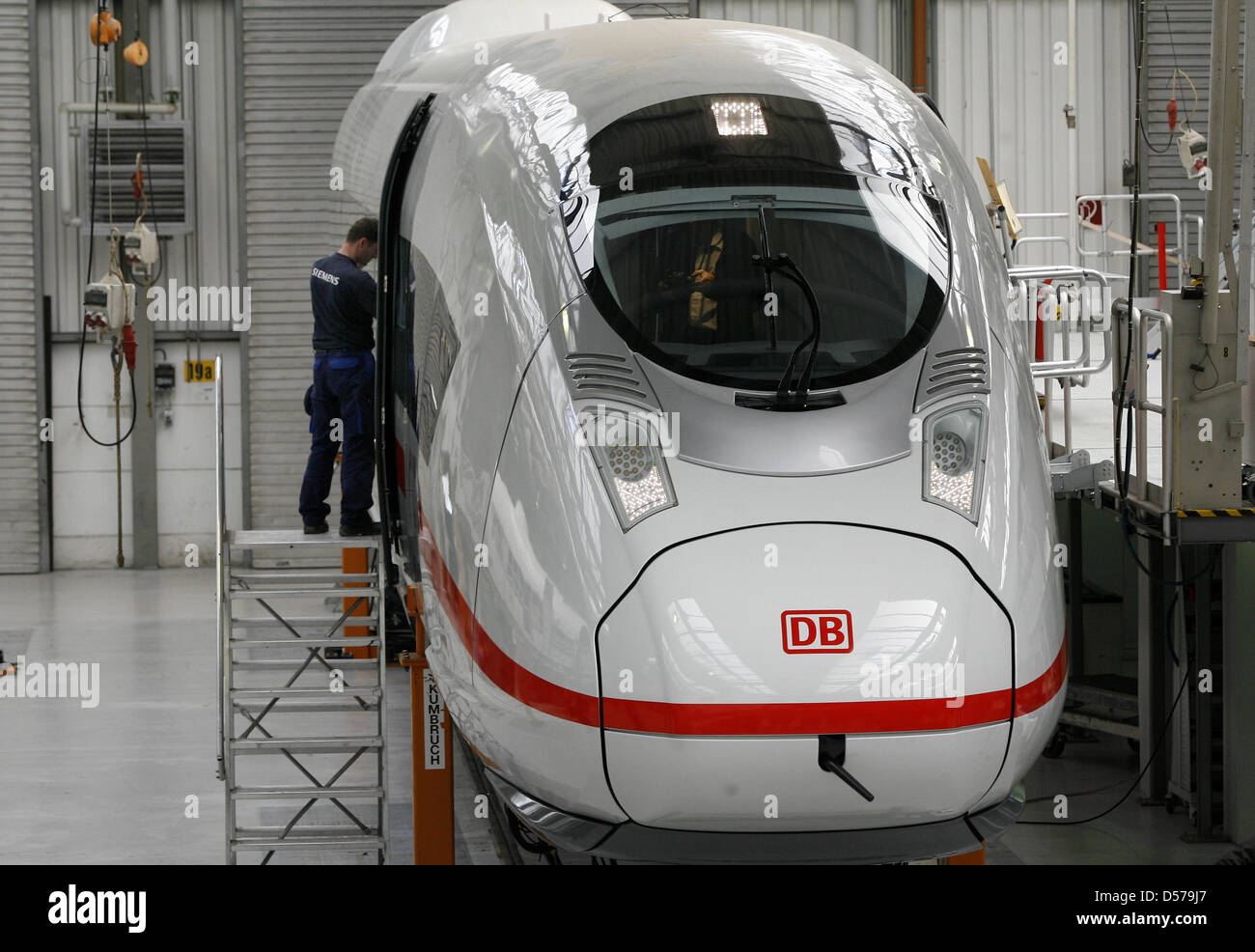 An einem ICE-Zug der dritten Generation, dem ICE 3 M/Velaro D montiert ...