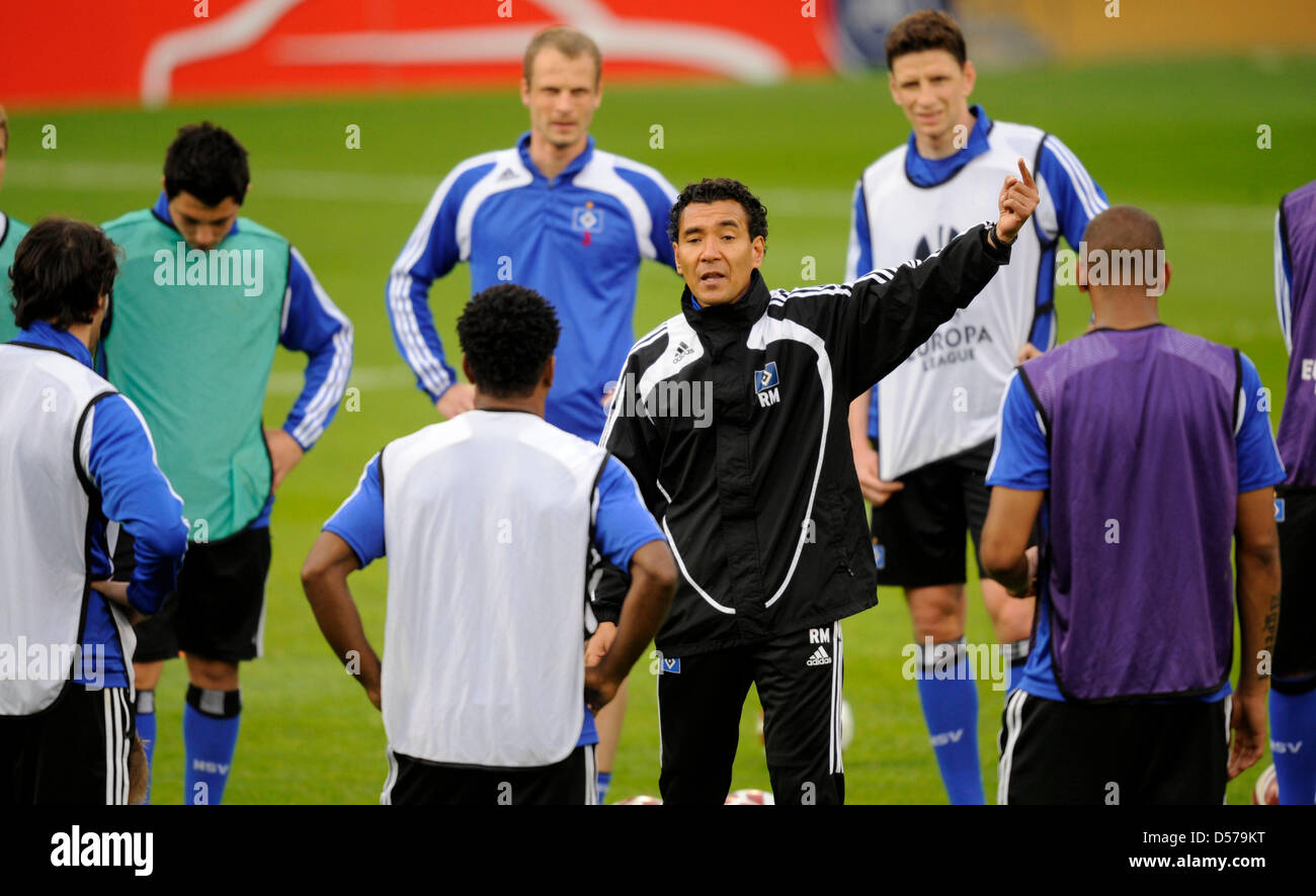 Hamburg's interims head coach Ricardo Moniz (C) talks to his players ...