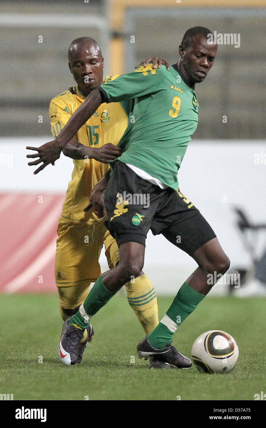 South African Siyanda Xulu (L) and Jamaican Mario Swaby vie for the ...