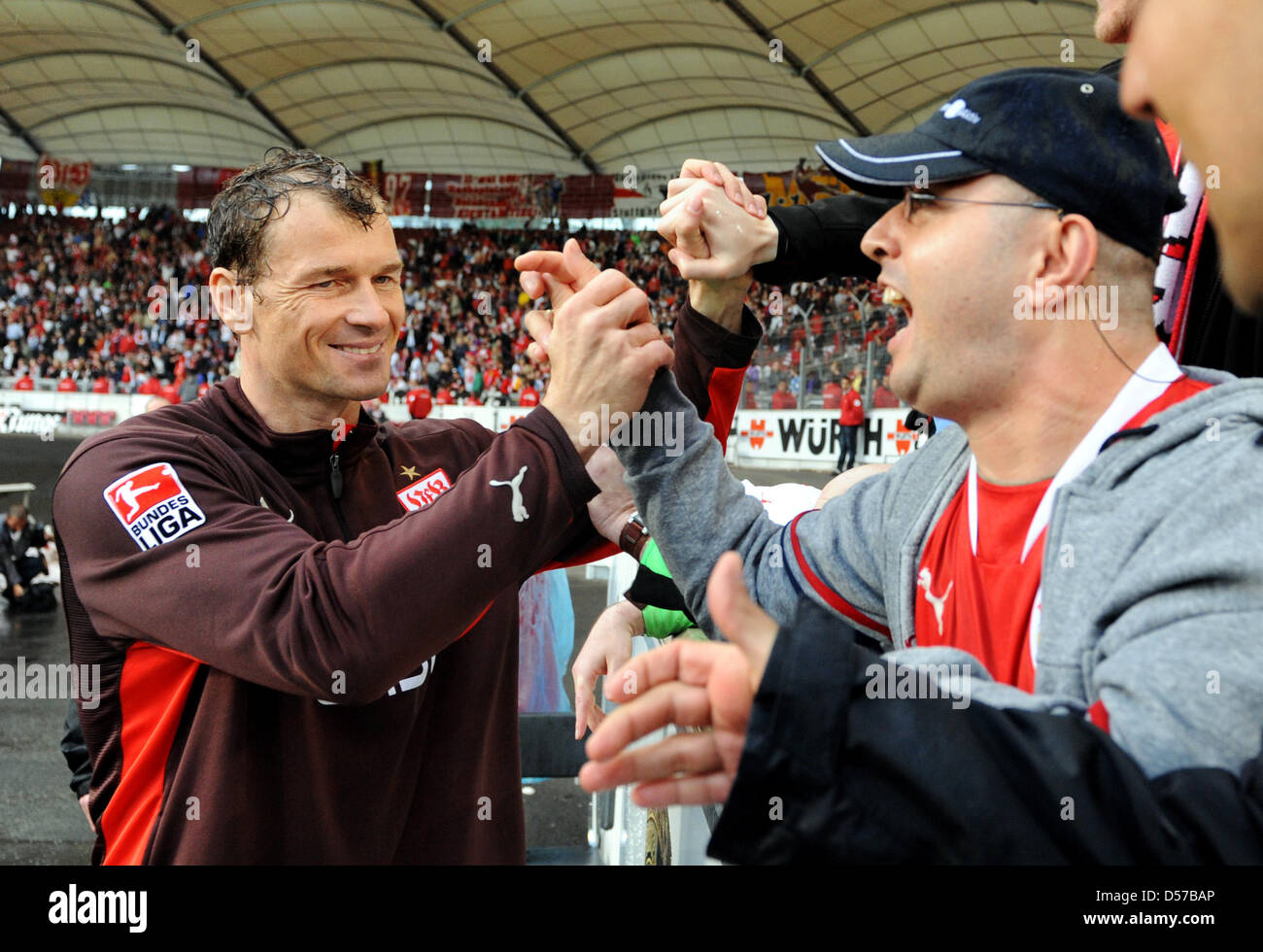 Stuttgart's goalie Jens Lehmann (L), former Germany national goalkeeper ...