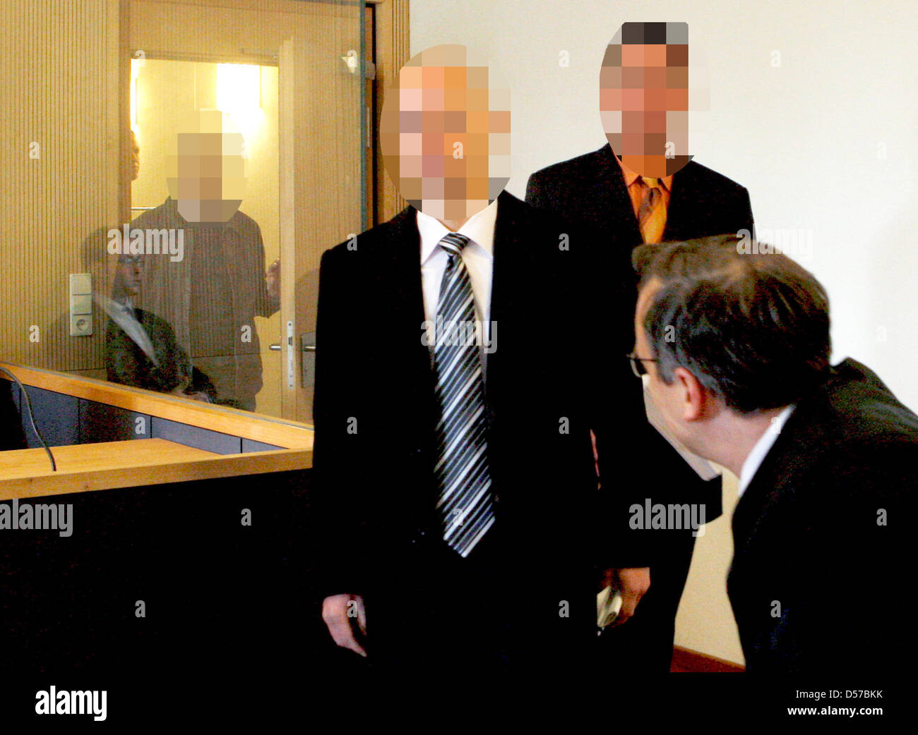 The main defendant plainclothesman Reinhard R. (2-R) and his colleagues ...
