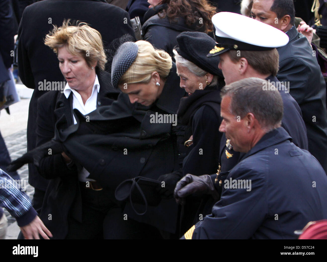 Crown Prince Willem-Alexander of the Netherlands (R) and Princess ...