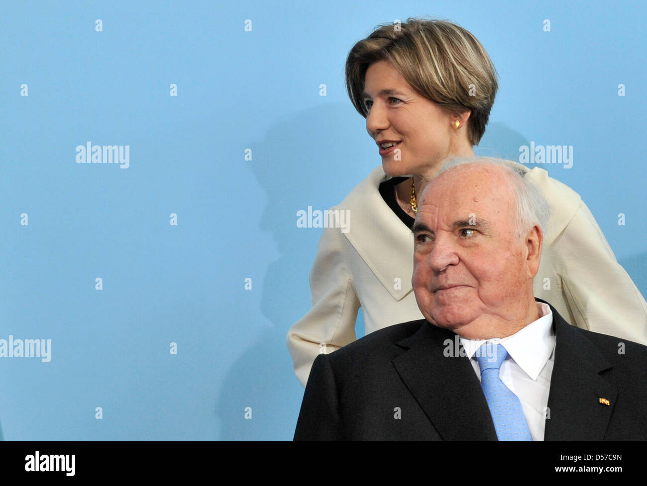 Former German long-time chancellor Helmut Kohl (front) and his wife ...