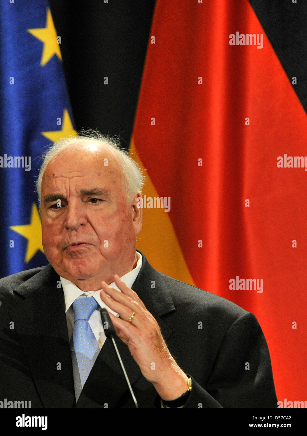 Former long-time chancellor Helmut Kohl delivers a speech at the ...