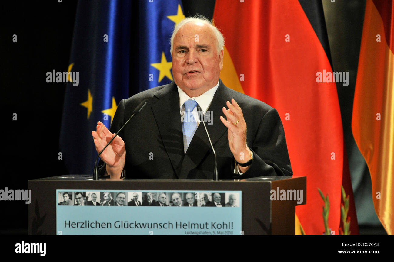 Former long-time chancellor Helmut Kohl delivers a speech at the ...