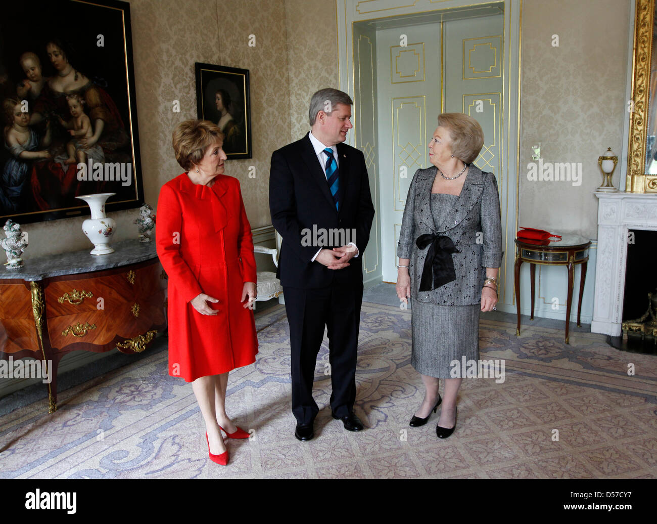 Dutch Princess Margriet (L), Dutch Queen Beatrix welcomes Canada's ...