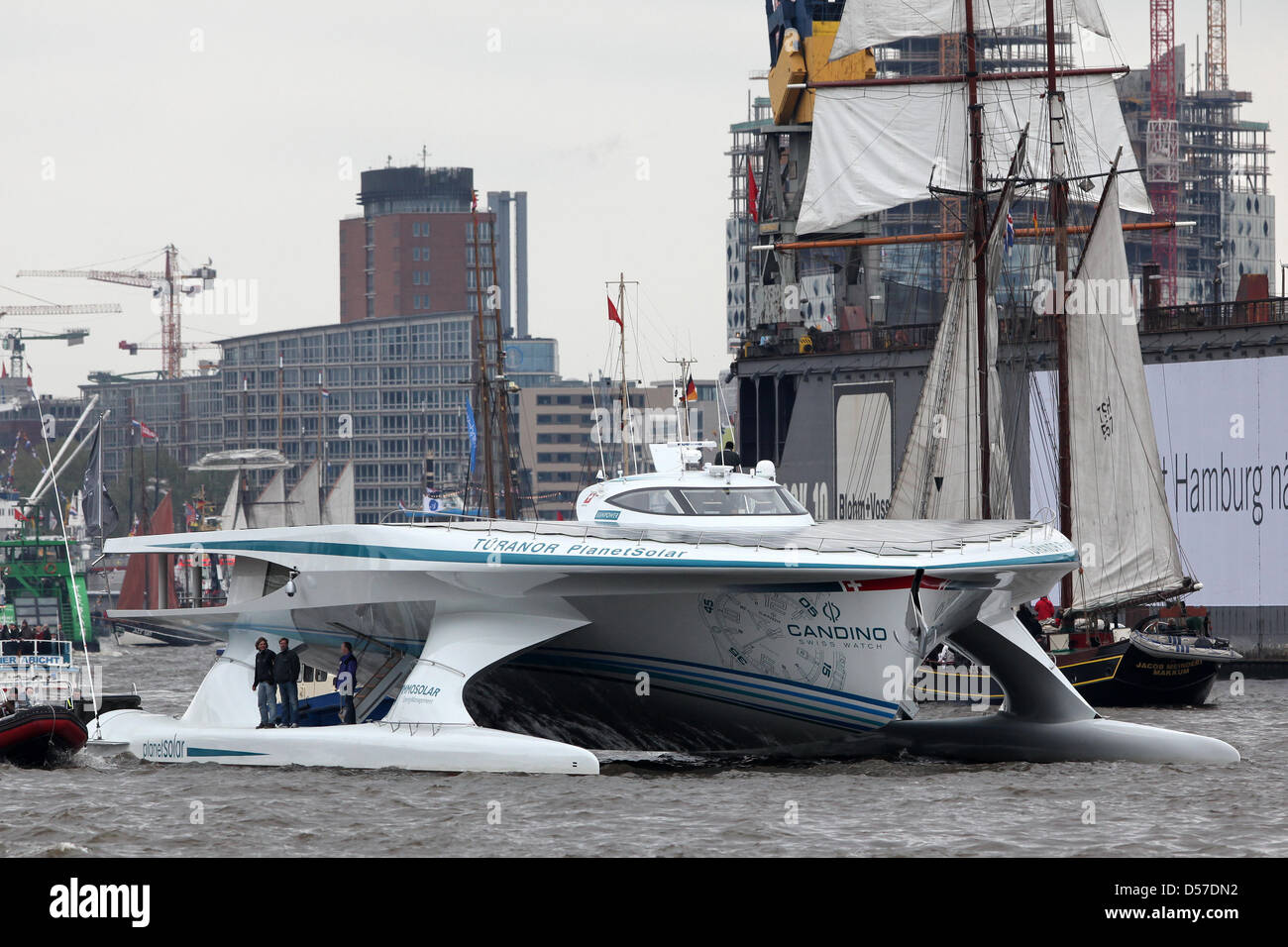 Zahlreiche Schiffe, darunter das größte Solar-Schiff der Welt, die ...