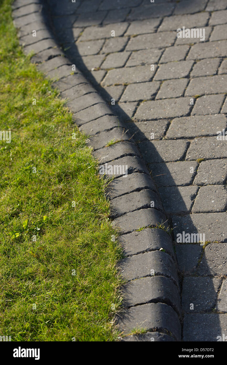 Drive brick edging hi-res stock photography and images - Alamy