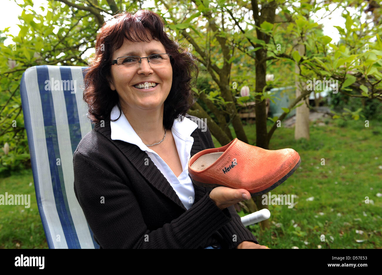 Heidi Heinz shows a left-over shoe in Foehren, Germany, 11 May 2010. A ...