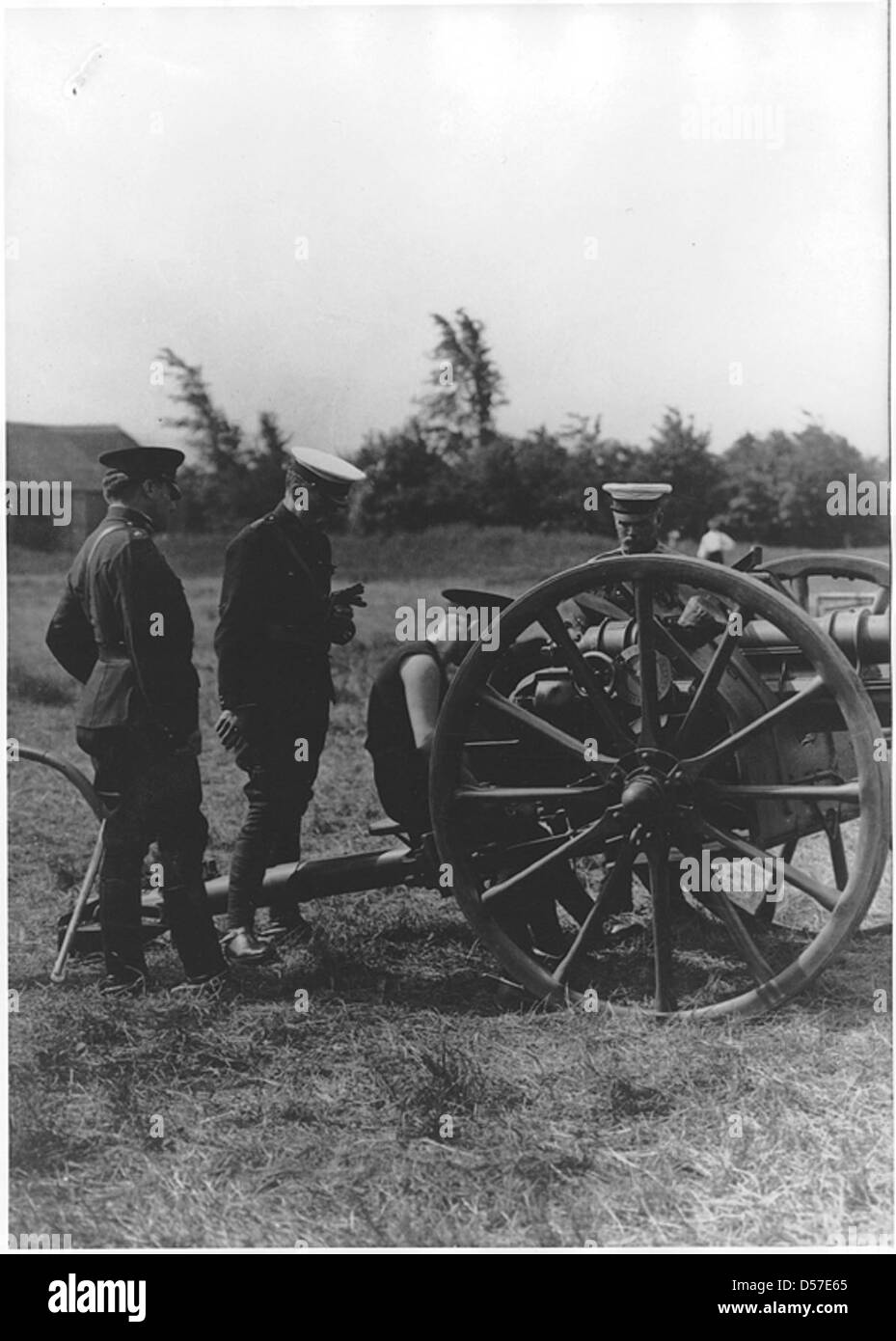 This photograph shows officers and soldiers with a cannon at Val ...